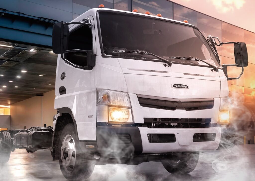 Daimler Truck presenta el Freightliner FL360 915 - Revista Alianza ...