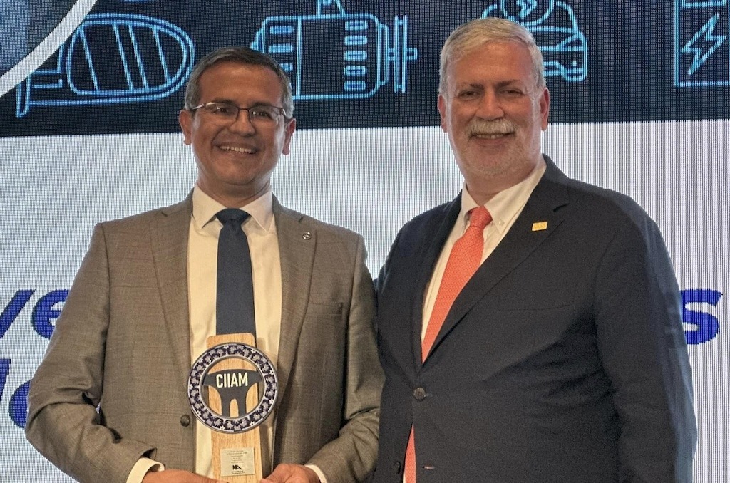 Reconocen la trayectoria de Raúl García, de Mercedes-Benz Autobuses ...